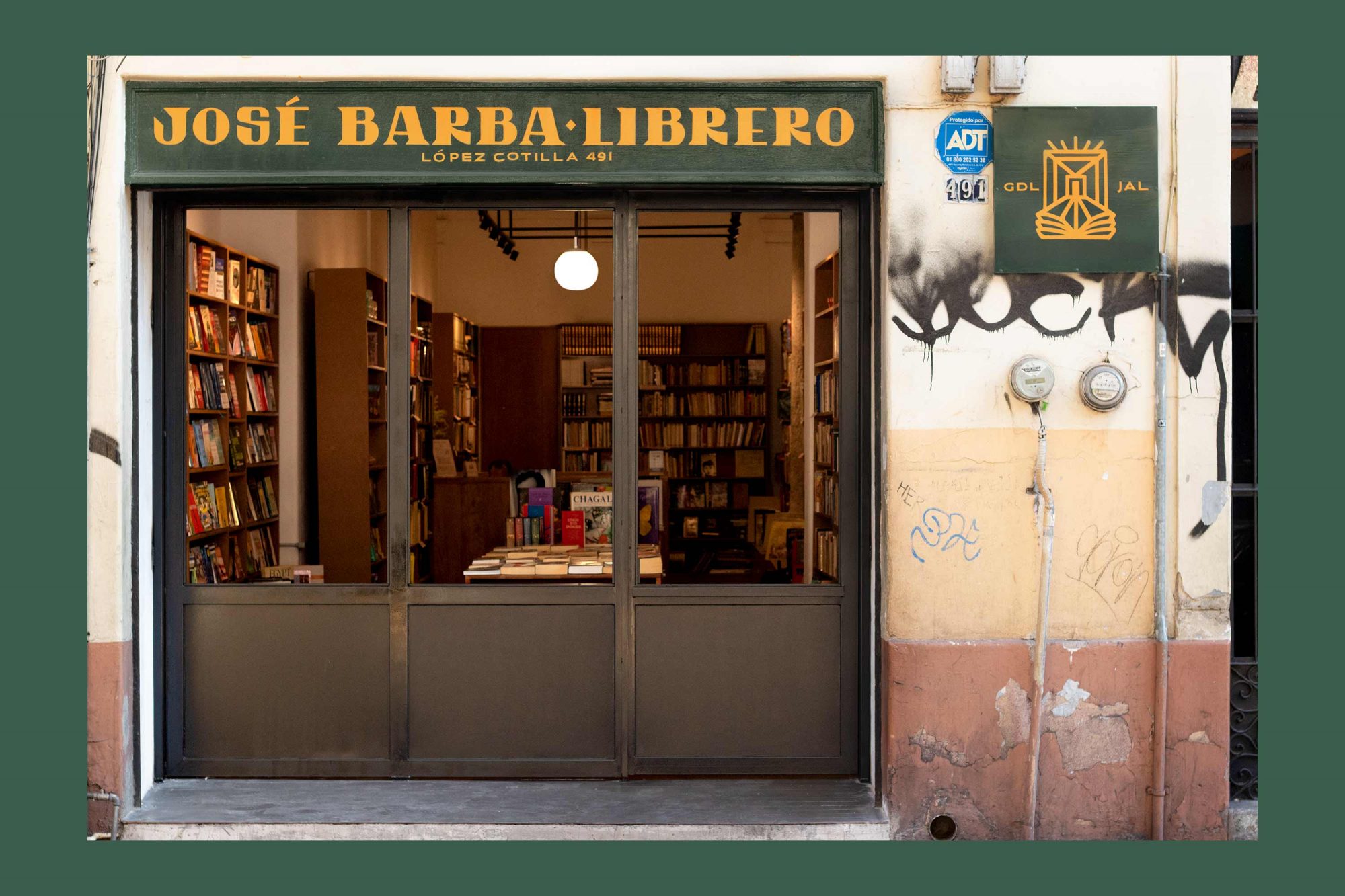 JOSÉ BARBA LIBRERO bookstore - TORO PINTO